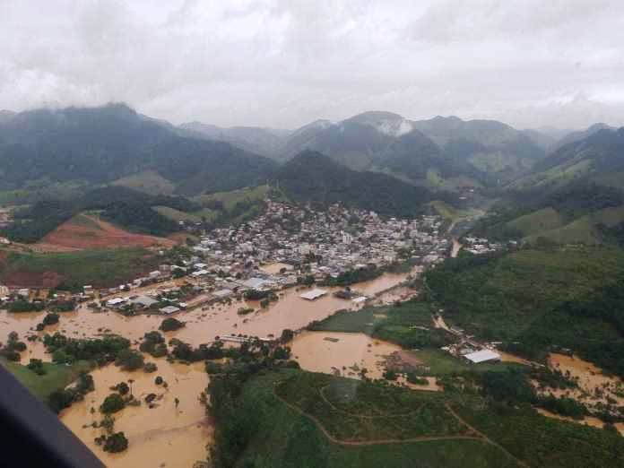 Imagens aéreas mostram inundação em Alfredo Chaves após fortes chuvas ... Imagens aéreas mostram inundação em Alfredo Chaves após fortes chuvas ...